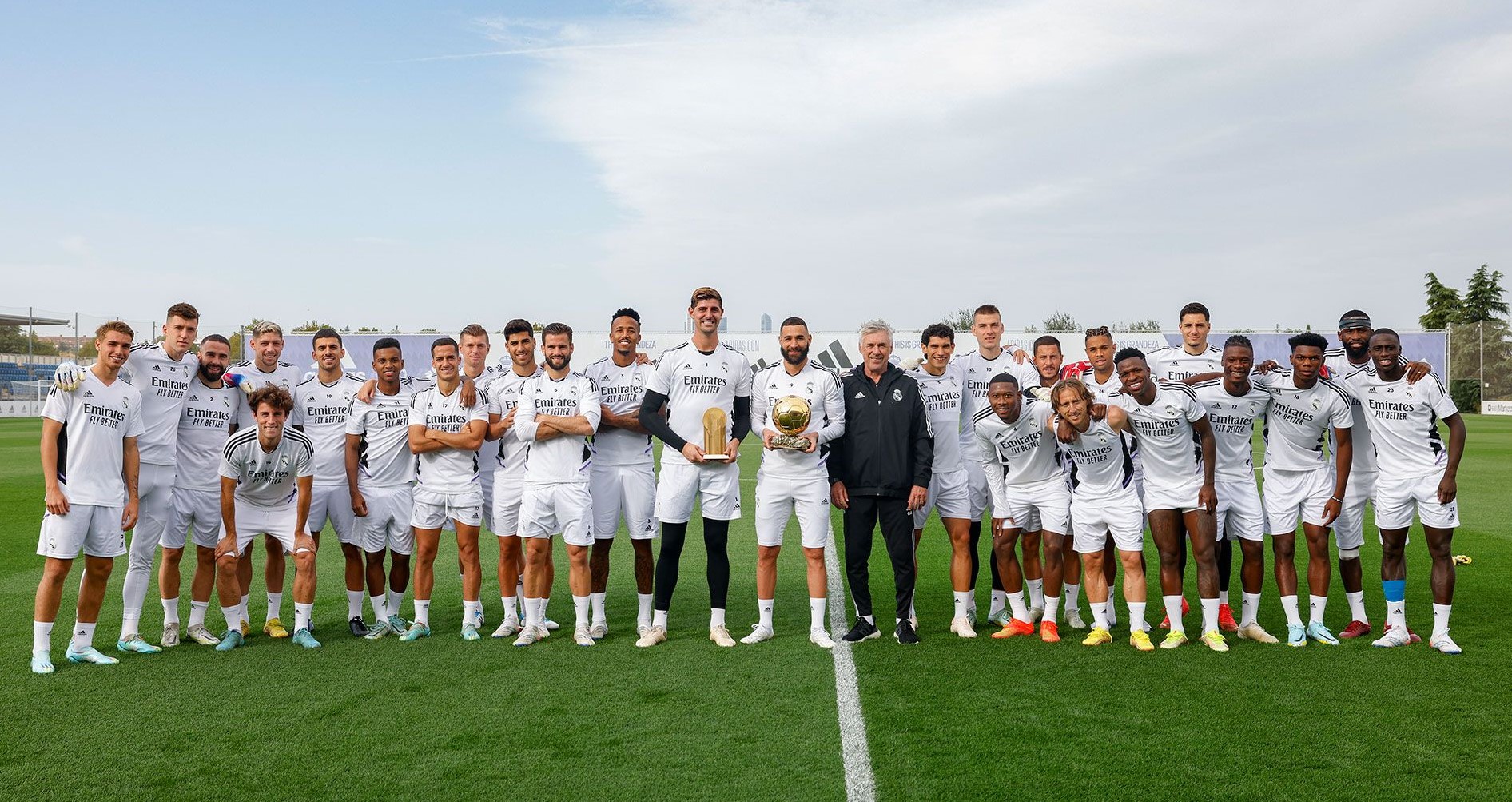 Benzema and Courtois share their trophies with the team ...