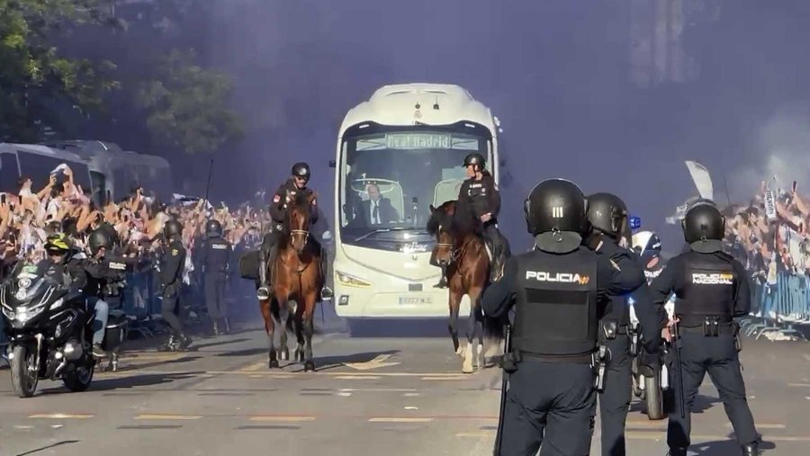 The impressive arrival of Real Madrid bus to the Bernabeu ...